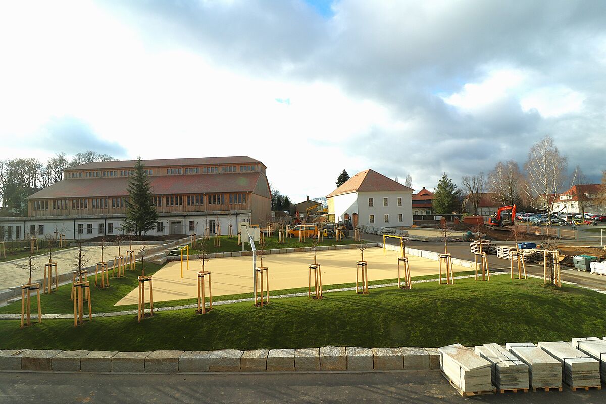 Zielgerade für die Fertigstellung von Schulhof und Sportplatz – EZSH